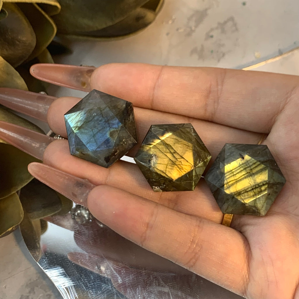 Flashy Labradorite Hexagon – zaiencrystal.com