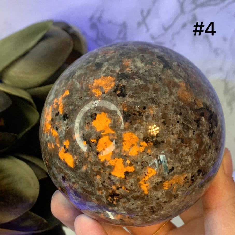 Big Yooperlite Sphere (UV Reactive) – zaiencrystal.com